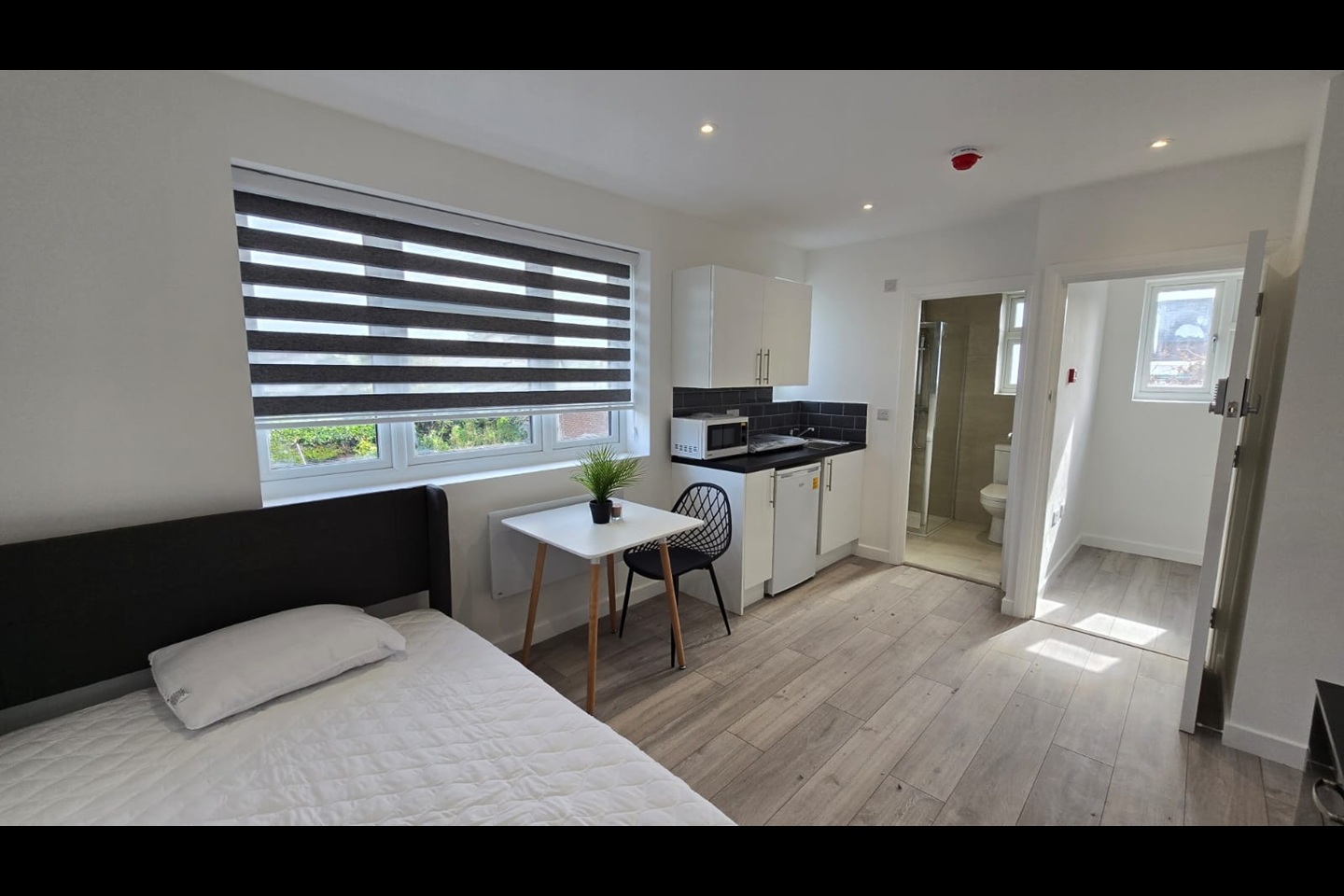 Waltham Cross - Studio Flat, Leven Drive, EN8 - To Rent Now for £1,000. ...