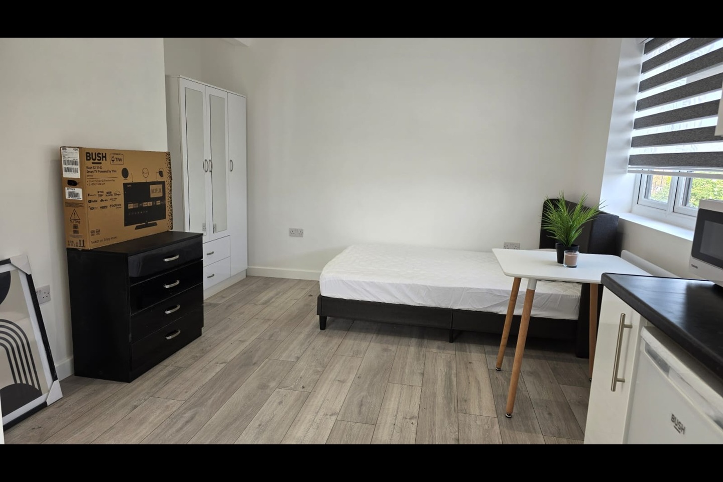 Waltham Cross - Studio Flat, Leven Drive, EN8 - To Rent Now for £1,000. ...