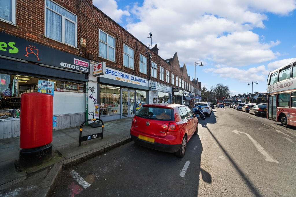 Wallington - Studio Flat, Croydon Road, SM6 - To Rent Now for £1,100.00 p/m