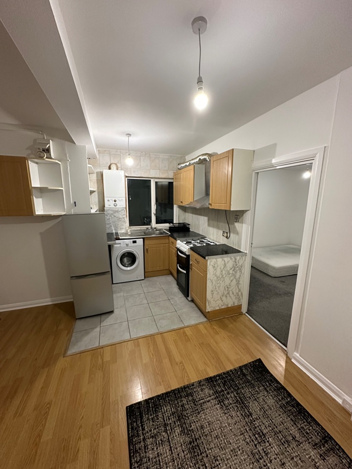 Sutton - 1 Bed Flat, Stonecot Hill, SM3 - To Rent Now for £1,350.00 p/m