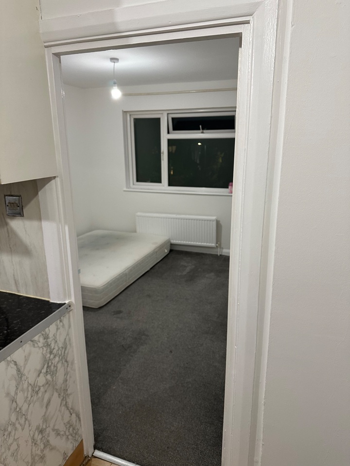 Sutton - 1 Bed Flat, Stonecot Hill, SM3 - To Rent Now for £1,350.00 p/m