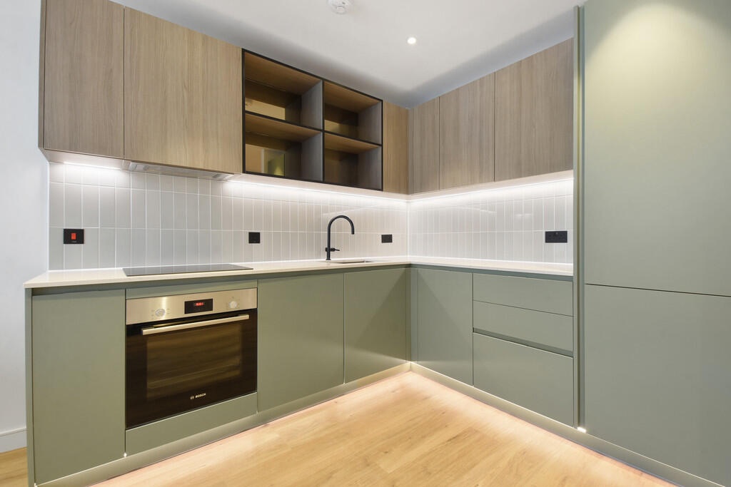 London - 1 Bed Flat, Greenleaf Walk, UB1 - To Rent Now for £1,800.00 p/m