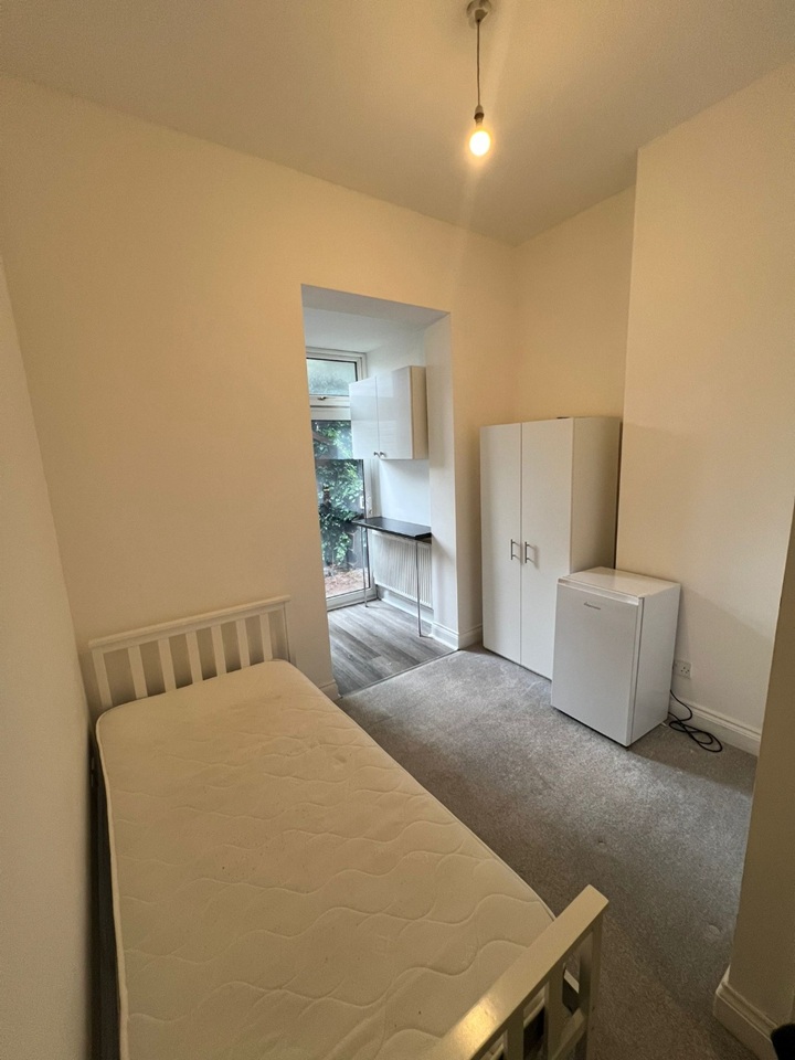 London - Studio Flat, Lichfield Grove, N3 - To Rent Now for £999.00 p/m
