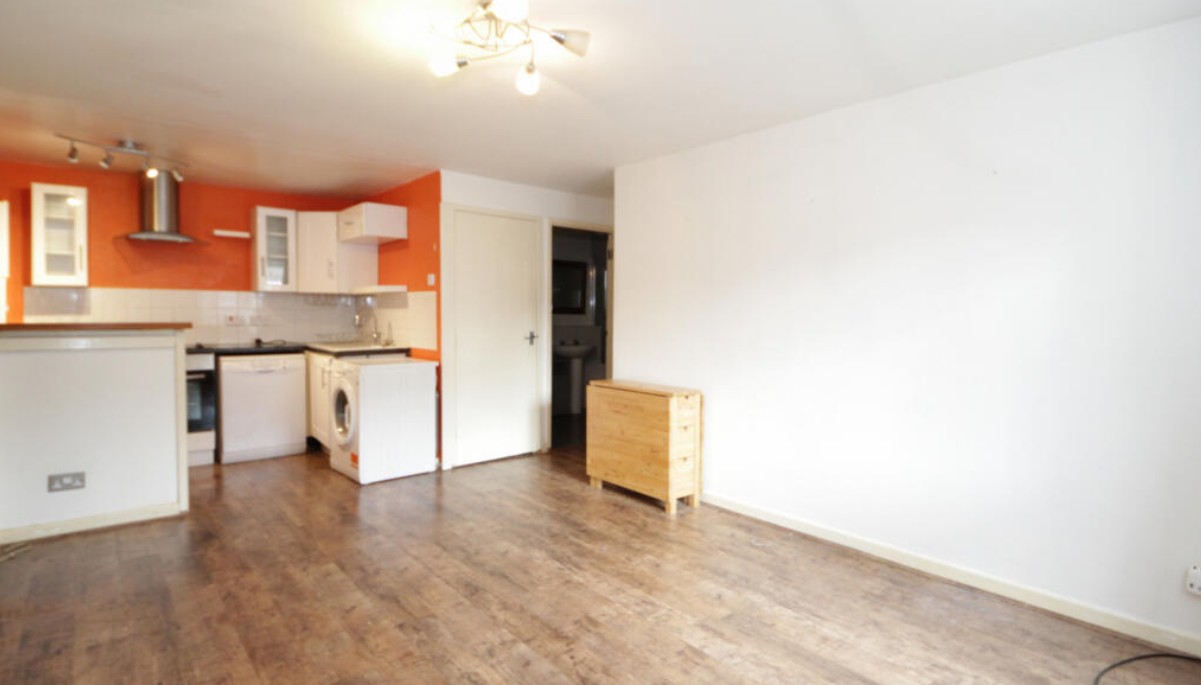 London - 1 Bed Flat, Haynes Close, N11 - To Rent Now for £1,300.00 p/m
