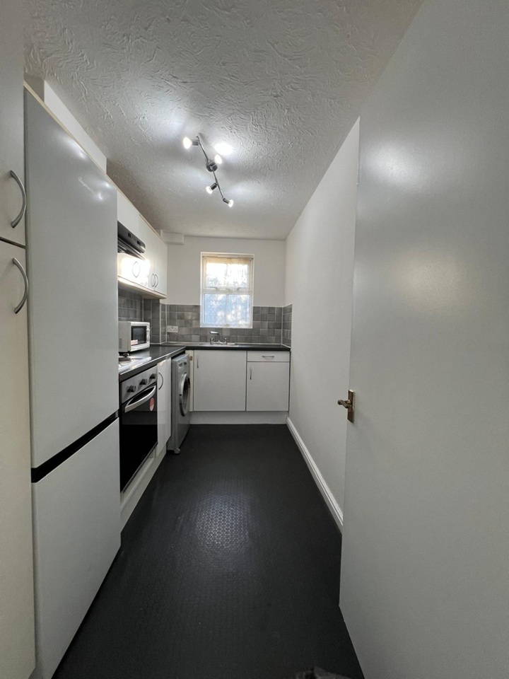 Ilford - 1 Bed Flat, Conifer Court, IG1 - To Rent Now for £1,250.00 p/m