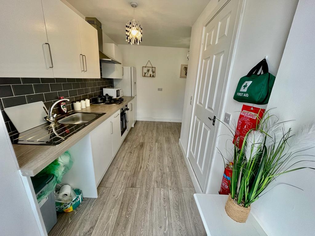 Briton Ferry, Neath - 1 Bed Flat, Neath Road, SA11 - To Rent Now for £700.00 p/m