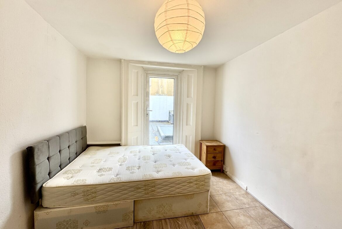 London - Bedsit, Sussex Gardens, W2 - To Rent Now for £1,083.33 p/m