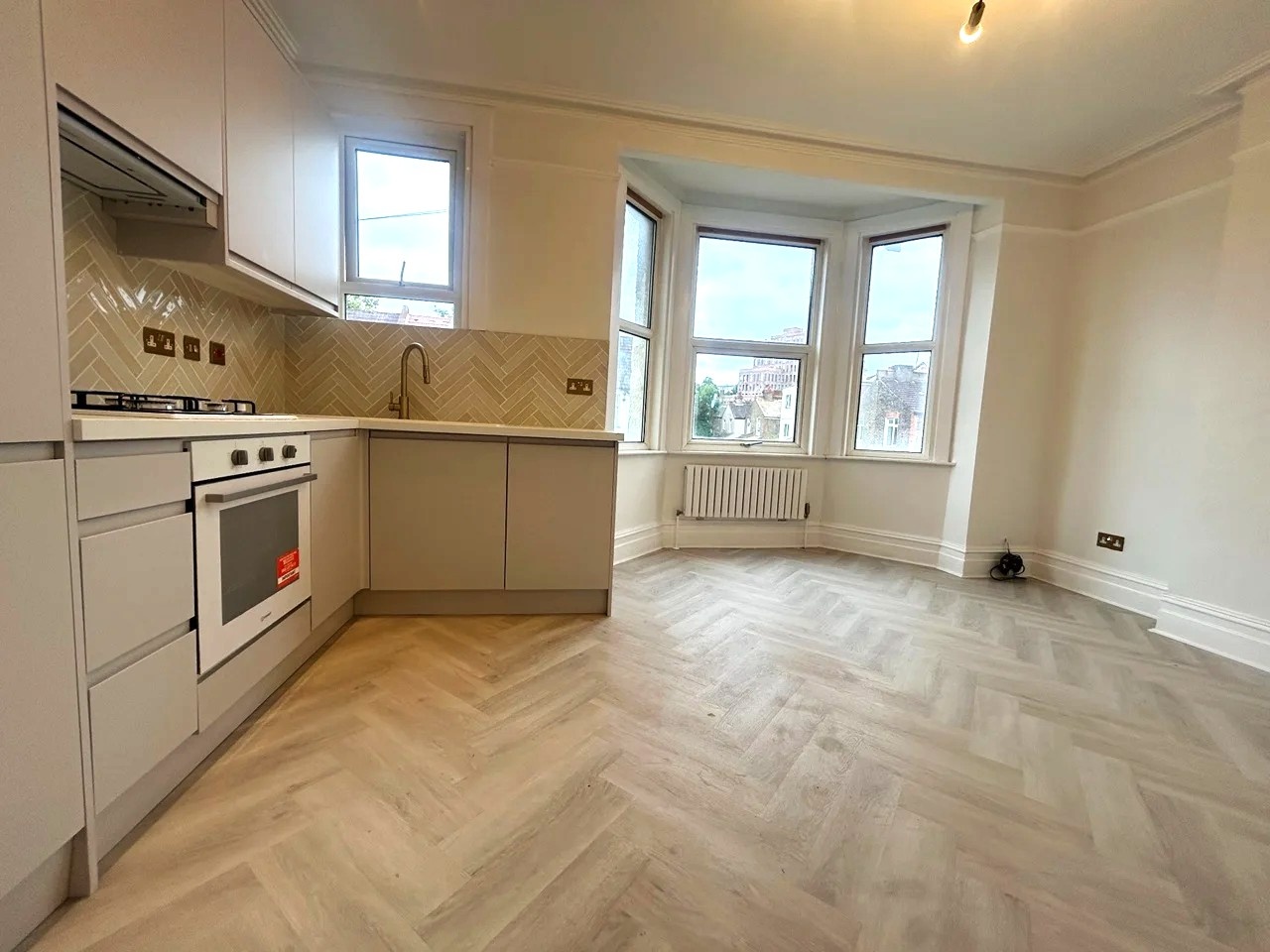 Croydon - 2 Bed Flat, Francis Road, CR0 - To Rent Now for £1,600.00 p/m