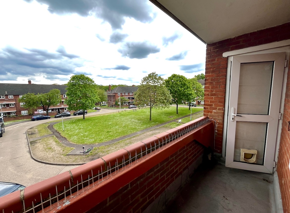 London - 2 Bed Flat, Althorne Gardens, E18 - To Rent Now for £1,750.00 p/m