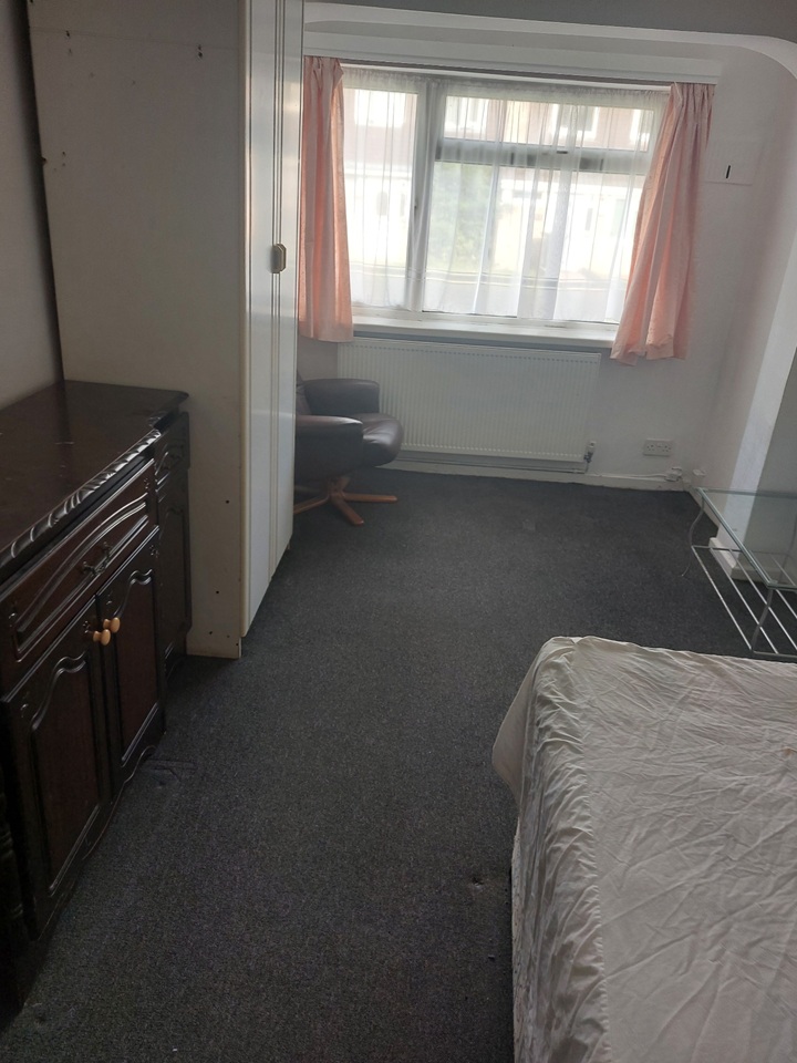 Slough - Room in a Shared House, Goodman Park, SL2 - To Rent Now for £ ...