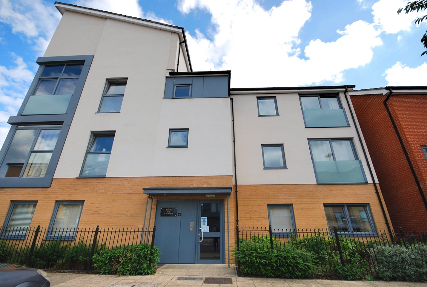 Reading - 1 Bed Flat, Drake Way, RG2 - To Rent Now for £1,300.00 p/m