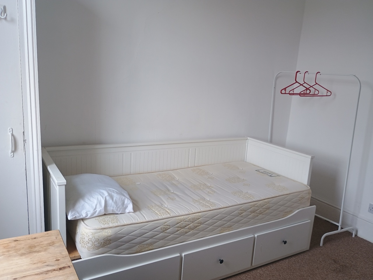 London - Bedsit, Clanricarde Gardens, W2 - To Rent Now for £1,050.00 p/m