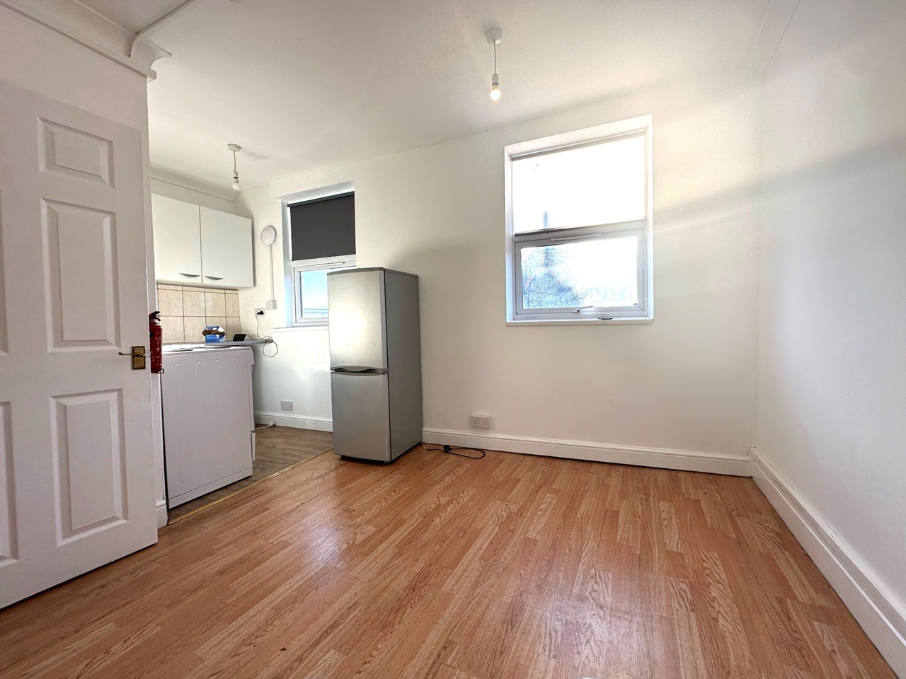 London - Studio Flat, Broad Lane, N15 - To Rent Now for £1,350.00 p/m