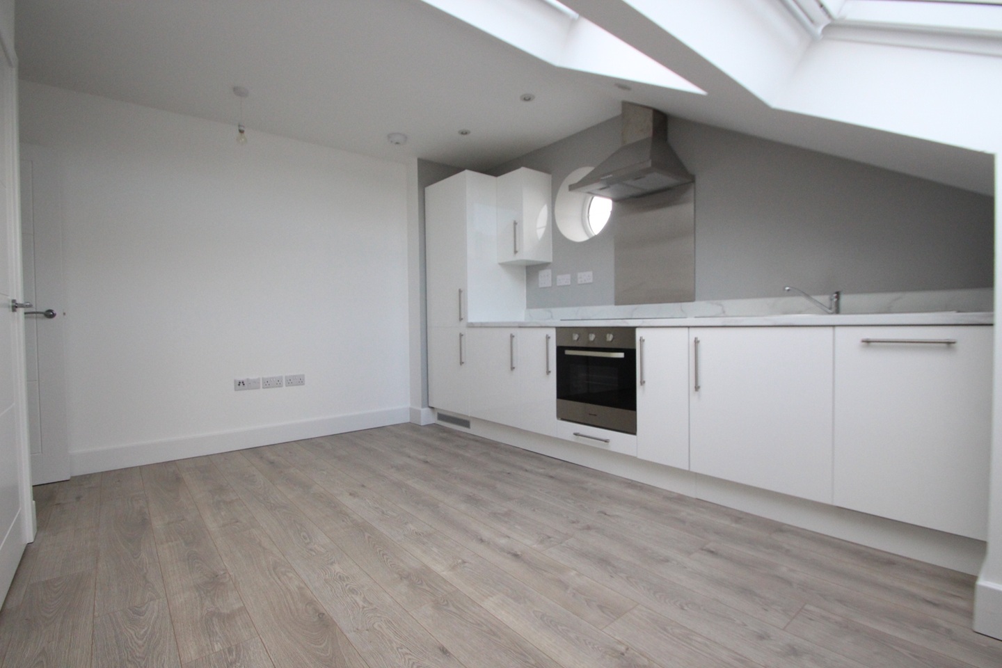 Maidstone - 1 Bed Flat, Barker Chambers, ME16 - To Rent Now for £1,000. ...