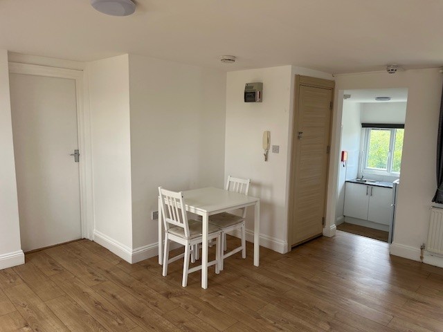 Enfield - Studio Flat, East Road, EN3 - To Rent Now for £1,250.00 p/m