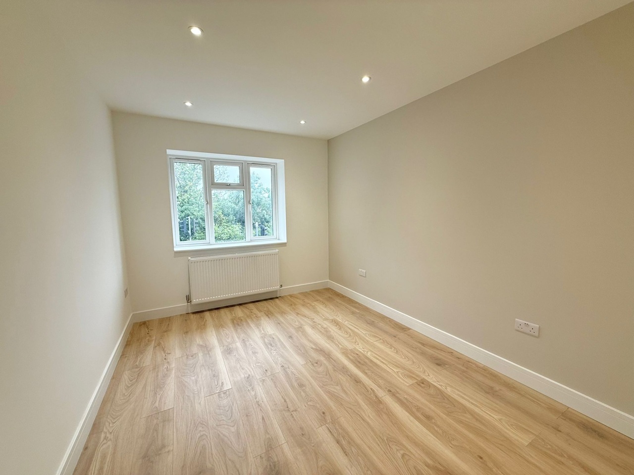 Chigwell - 1 Bed Flat, Manor Road, IG7 - To Rent Now for £1,350.00 p/m
