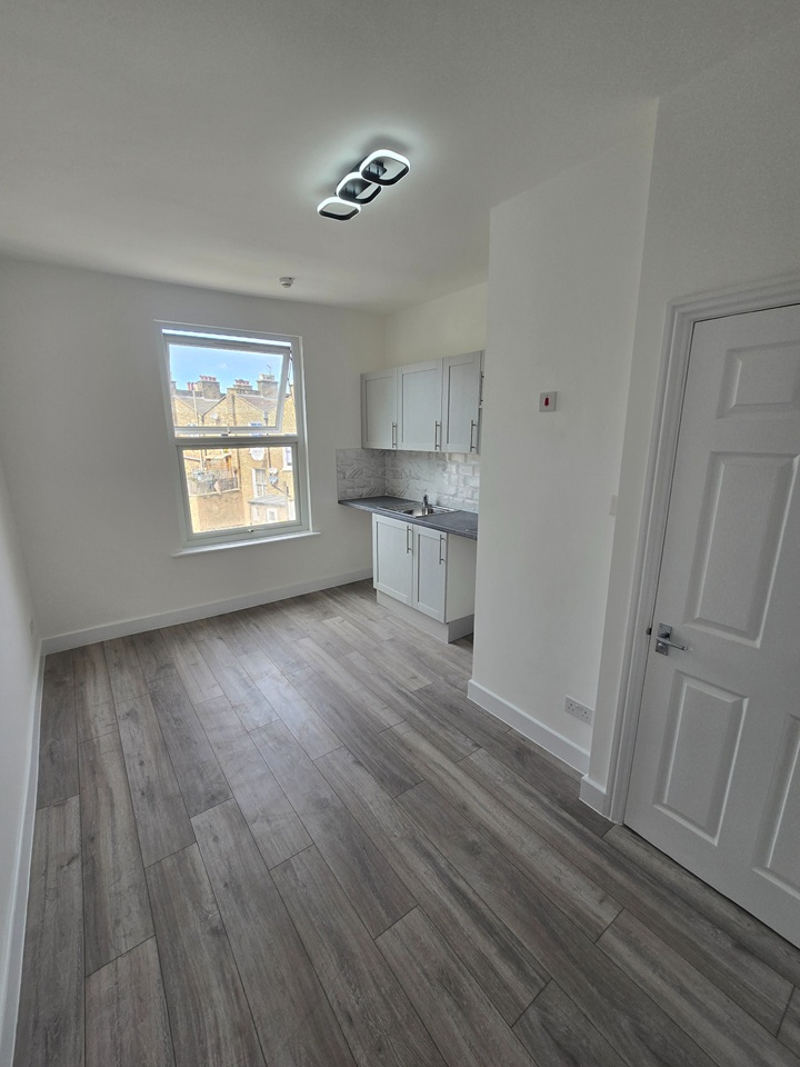London - Studio Flat, Burlington Gardens, W3 - To Rent Now for £1,070. ...