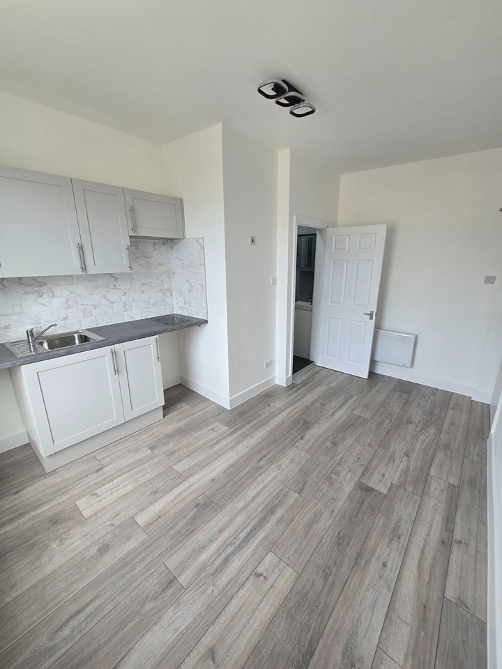 London - Studio Flat, Burlington Gardens, W3 - To Rent Now for £1,070. ...