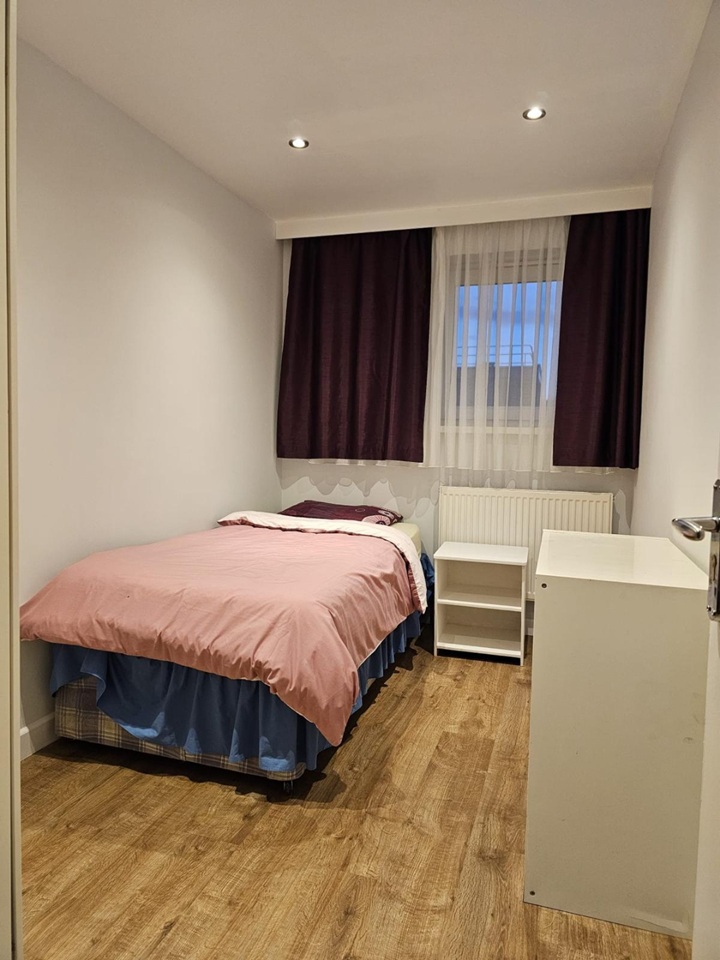 London - Room in a Shared House, Lisselton House, NW4 - To Rent Now for ...