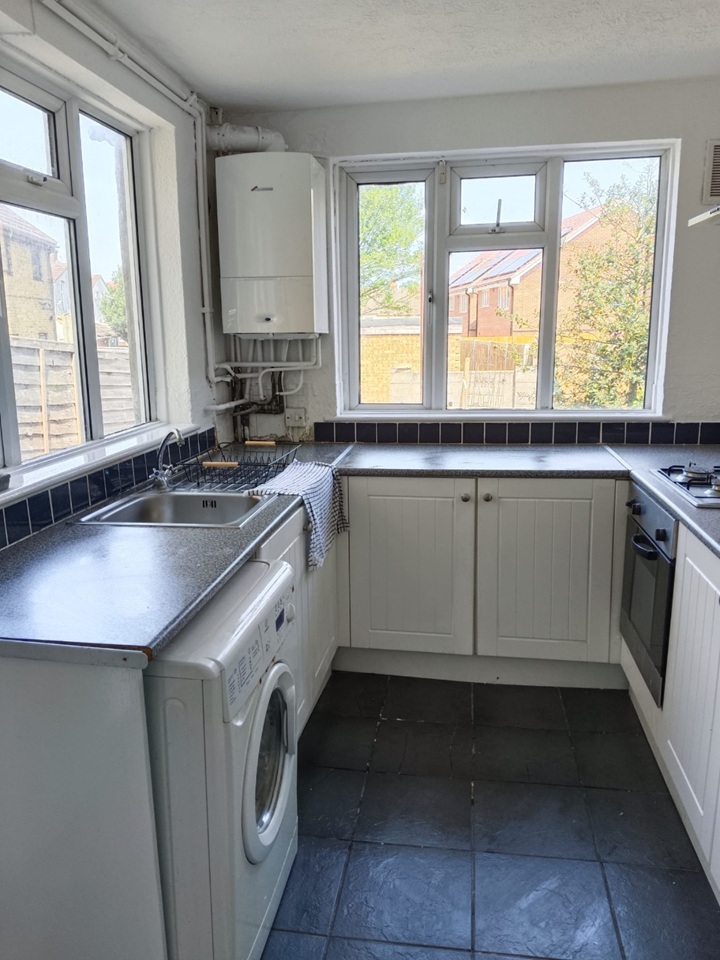 Gillingham - 1 Bed Flat, Rainham Road, ME7 - To Rent Now for £960.00 p/m