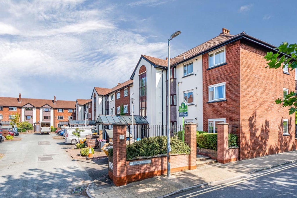 Salford - 3 Bed Flat, Squires Court, M5 - To Rent Now for £1,300.00 p/m