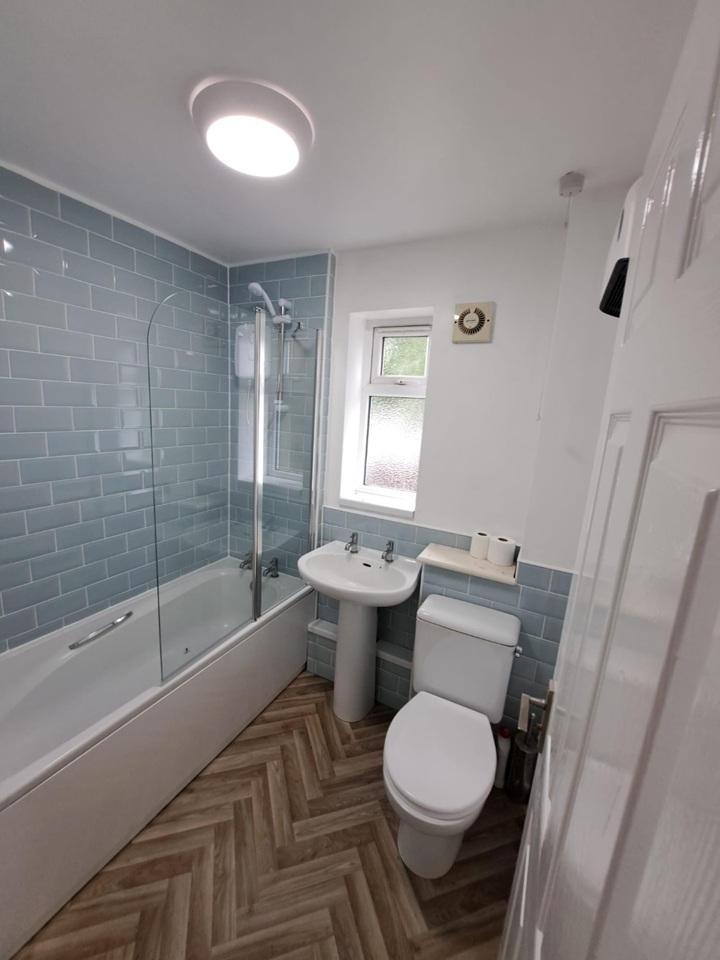 Brierley Hill - 1 Bed Flat, Chapel Court, DY5 - To Rent Now for £750.00 p/m