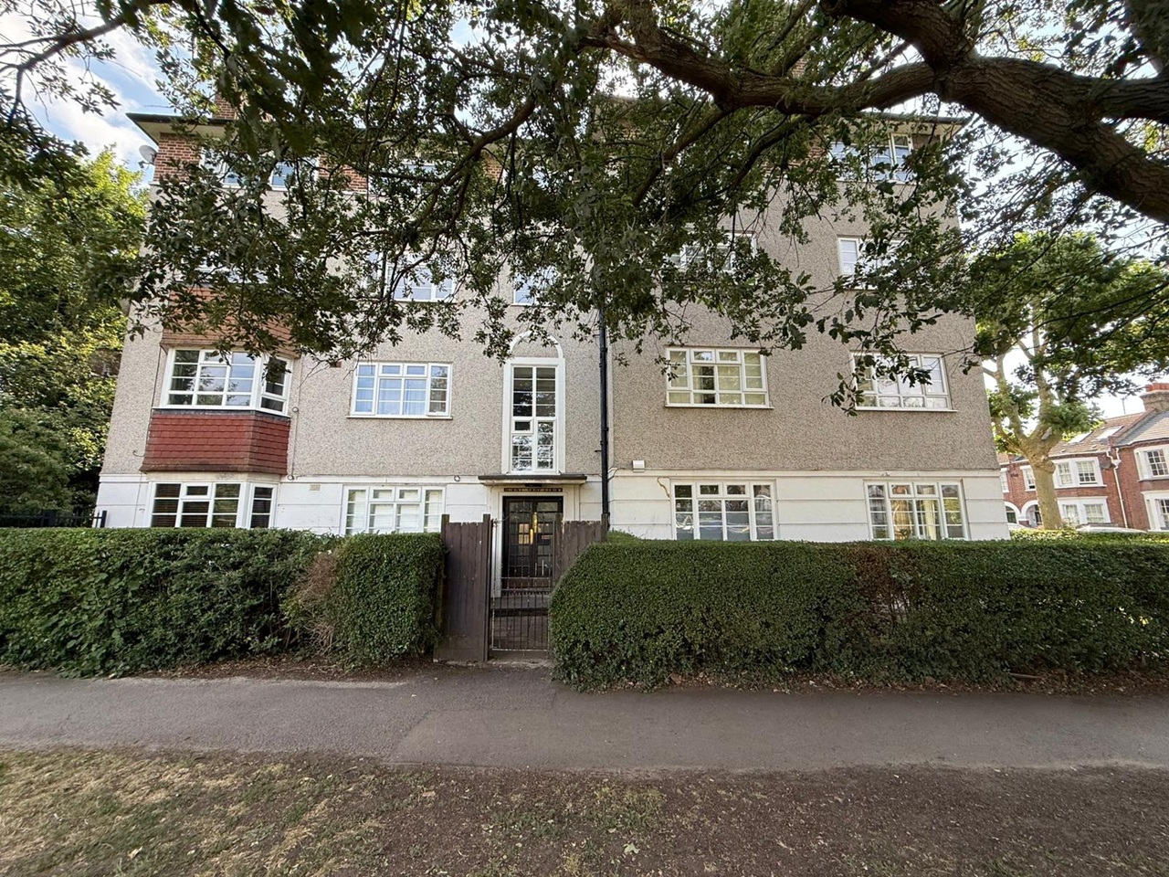 London - 2 Bed Flat, Burntwood Court, SW17 - To Rent Now for £1,800.00 p/m