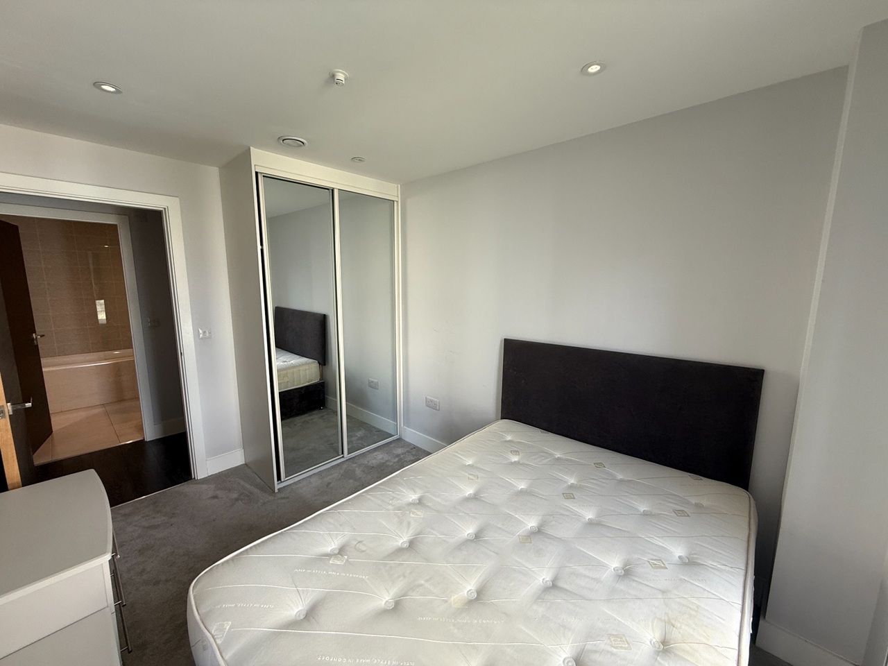 Manchester - 2 Bed Flat, Hallmark Tower, M4 - To Rent Now for £1,450.00 p/m