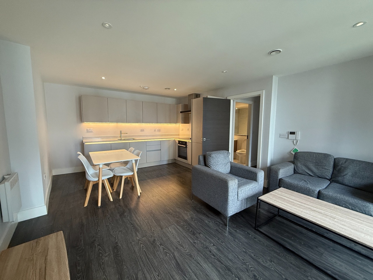 Manchester - 2 Bed Flat, Hallmark Tower, M4 - To Rent Now for £1,450.00 p/m