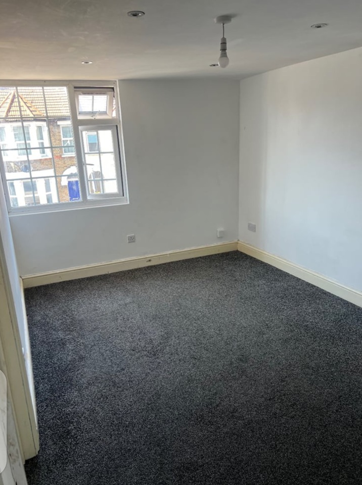 Ilford - Studio Flat, Ley Street, IG1 - To Rent Now for £1,300.00 p/m