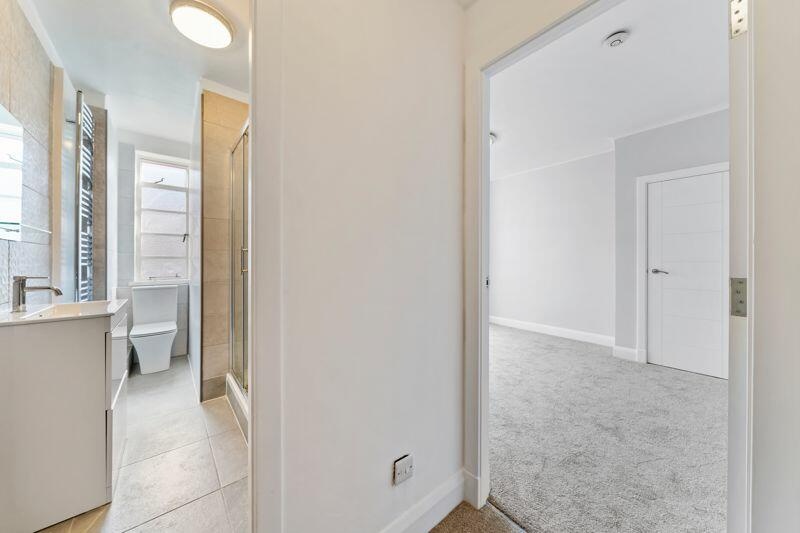 London - Studio Flat, Du Cane Court, SW17 - To Rent Now for £1,350.00 p/m
