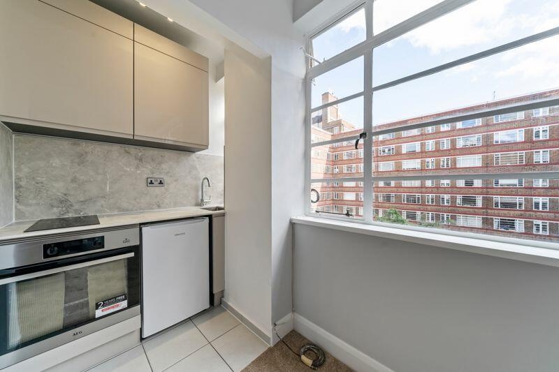 London - Studio Flat, Du Cane Court, SW17 - To Rent Now for £1,350.00 p/m