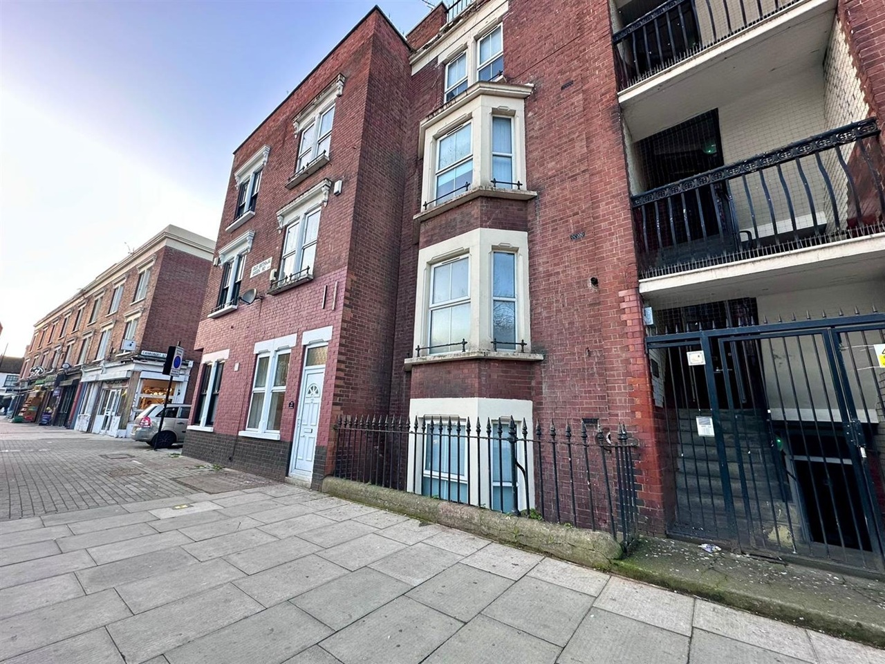 London - 1 Bed Flat, Temple Dwellings, E2 - To Rent Now for £1,645.00 p/m