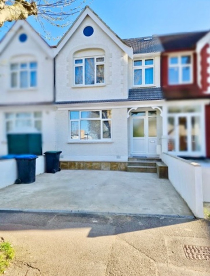 London - Bedsit, Park Road, N18 - To Rent Now for £1,200.00 p/m