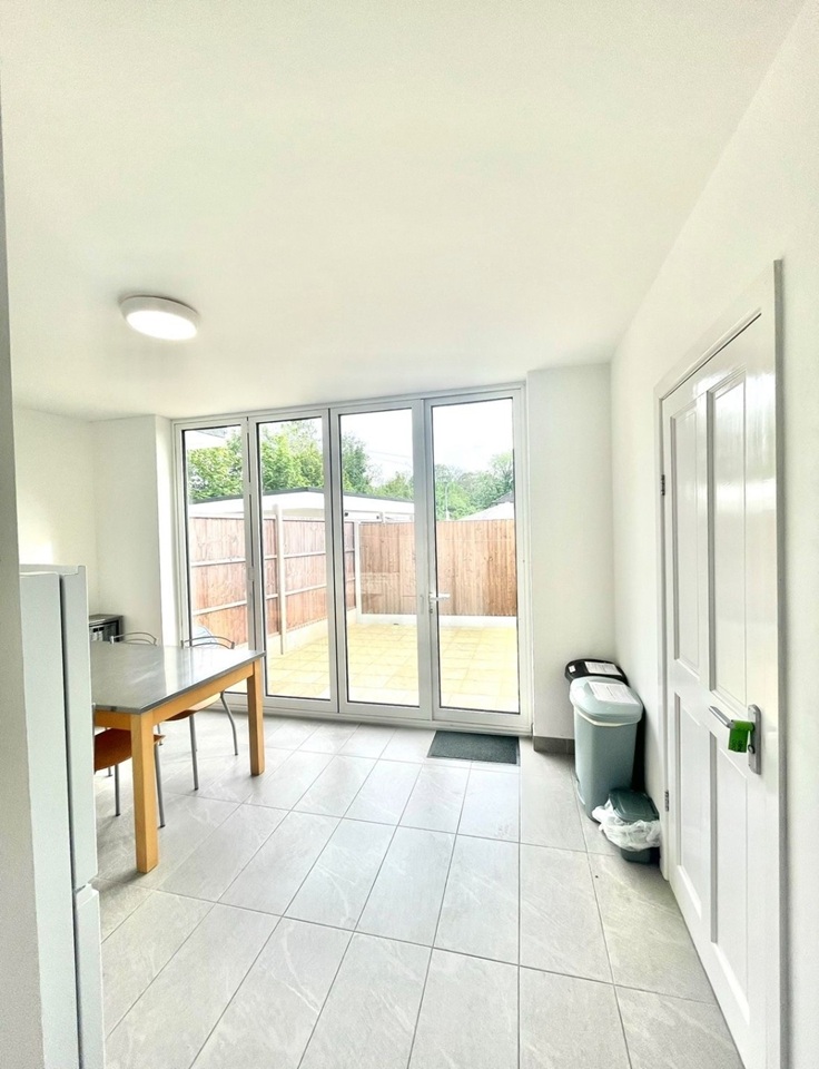 London - Bedsit, Park Road, N18 - To Rent Now for £1,200.00 p/m