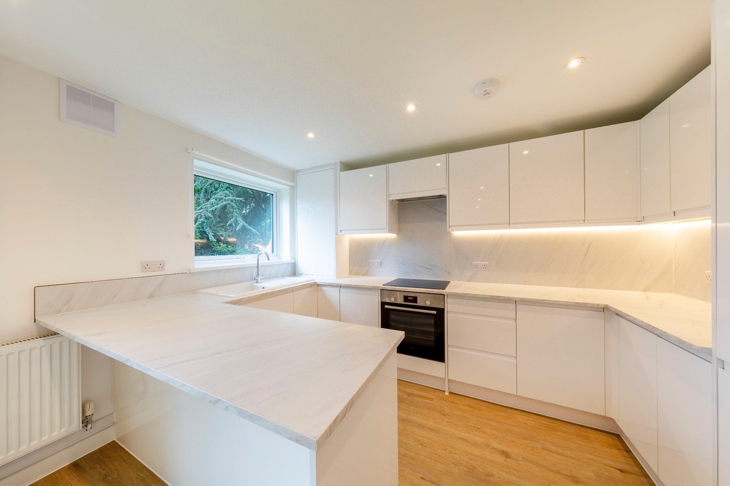 Croydon - 2 Bed Flat, Wren Court, CR0 - To Rent Now for £1,750.00 p/m