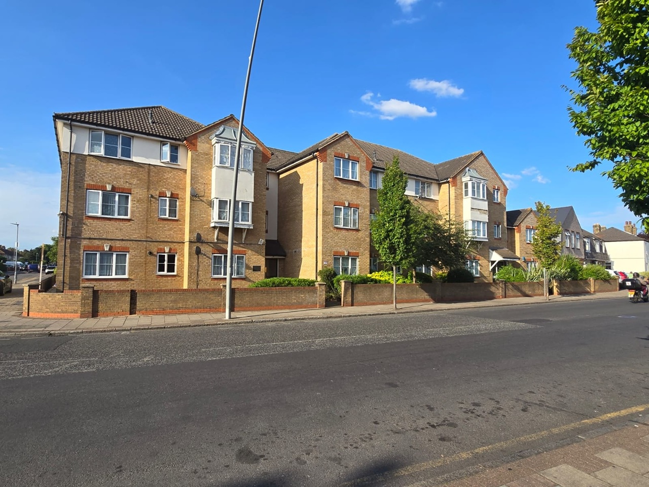 Dagenham - 2 Bed Flat, Royal Oak Court, RM8 - To Rent Now for £1,750.00 p/m