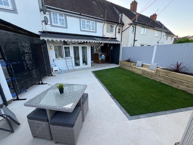 Hayes - Studio Flat, Townfield Road, UB3 - To Rent Now for £1,200.00 p/m