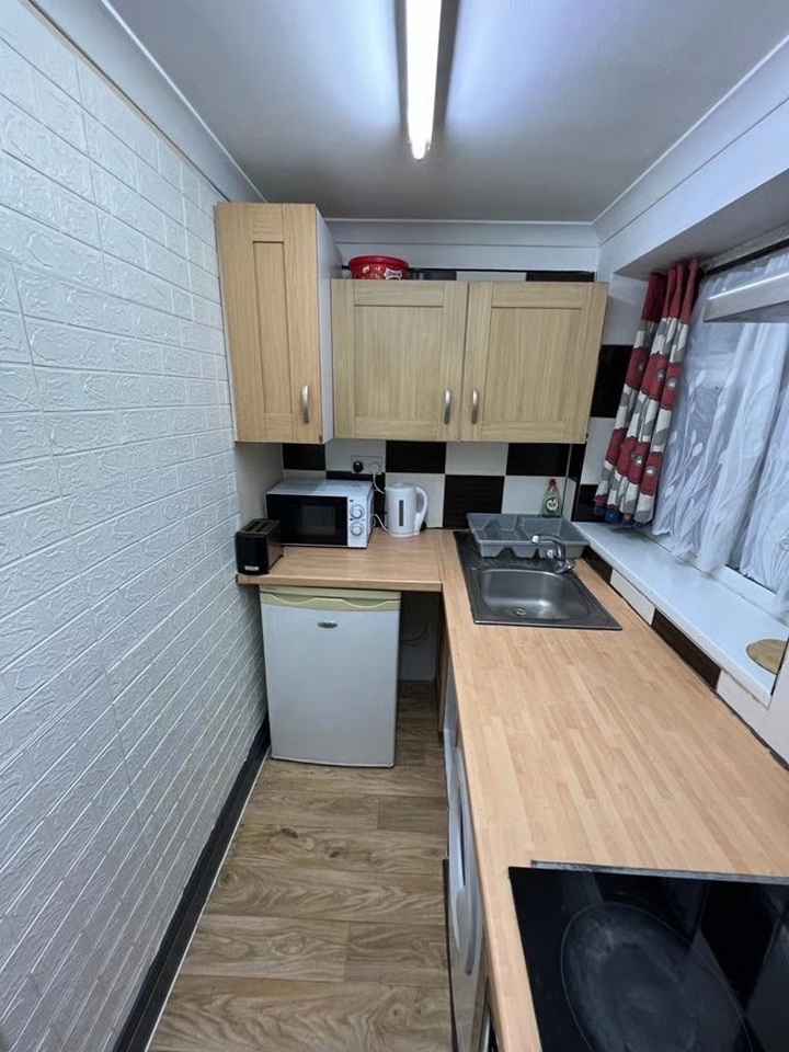 Hayes - Studio Flat, Townfield Road, UB3 - To Rent Now for £1,200.00 p/m