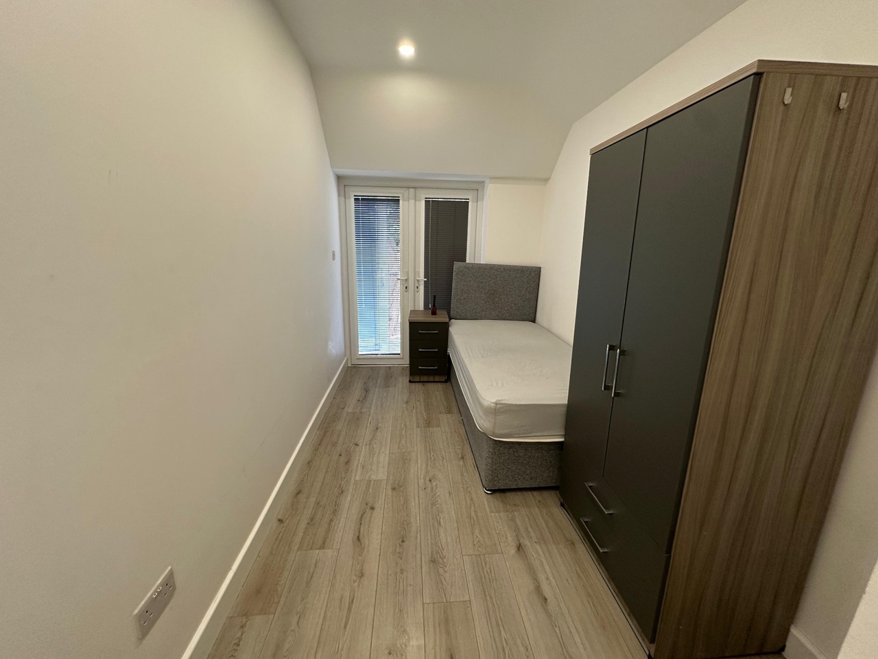 Tooting, Mitcham, Merton - Studio Flat, Edgehill Road, CR4 - To Rent ...