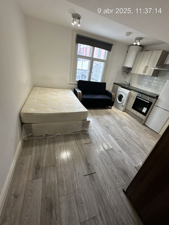 Croydon - Studio Flat, High Street, CR0 - To Rent Now for £1,250.00 p/m