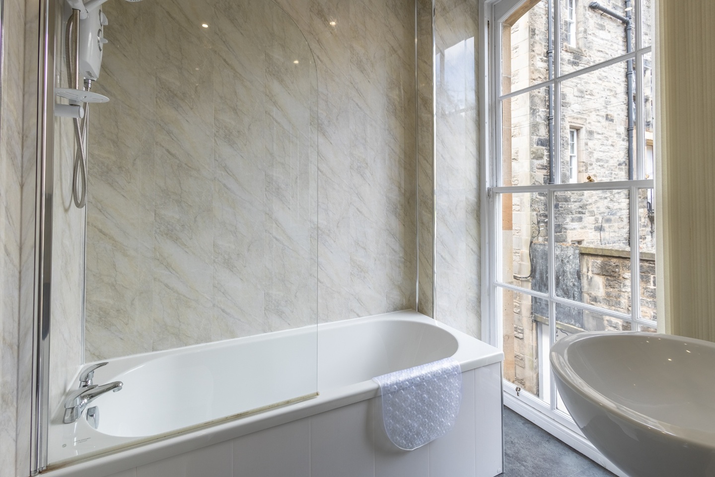 Edinburgh - 1 Bed Flat, Boyd's Entry, EH1 - To Rent Now for £1,495.00 p/m