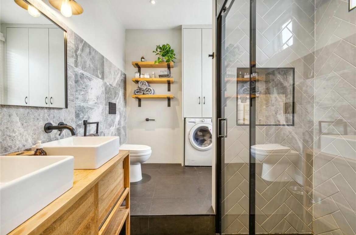 London - 2 Bed Flat, Morrish Road, SW2 - To Rent Now for £2,350.00 p/m