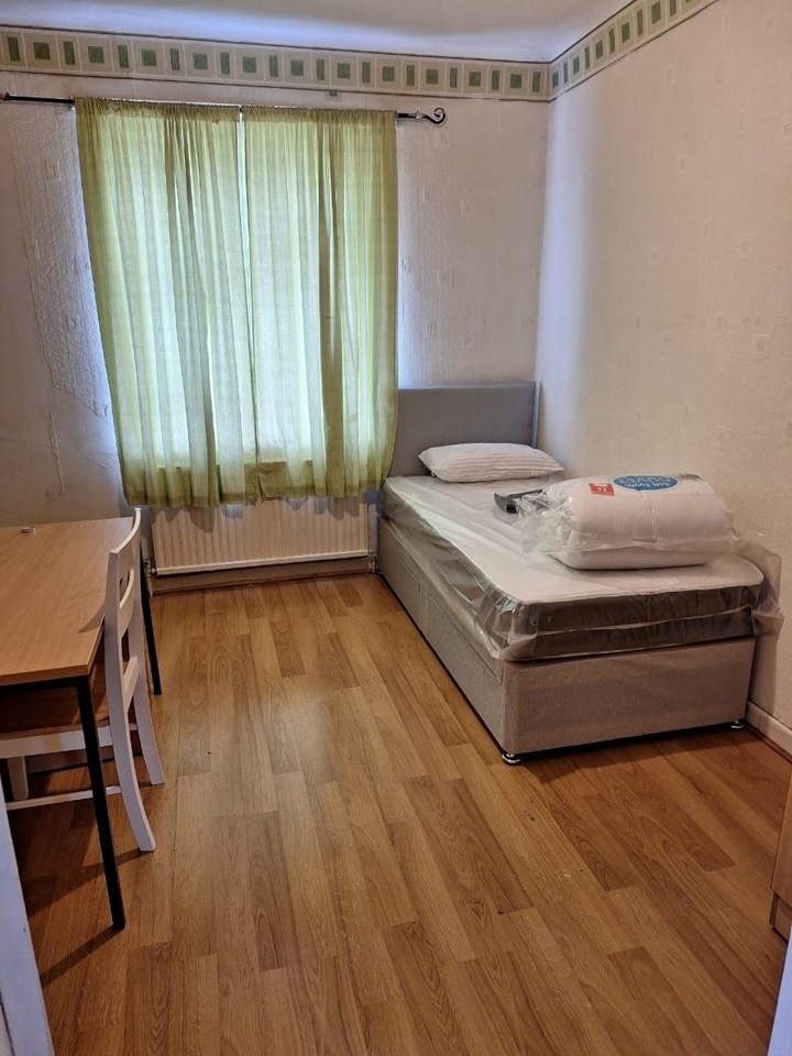 Manchester - Room in a Shared House, Addison Crescent, M16 - To Rent ...