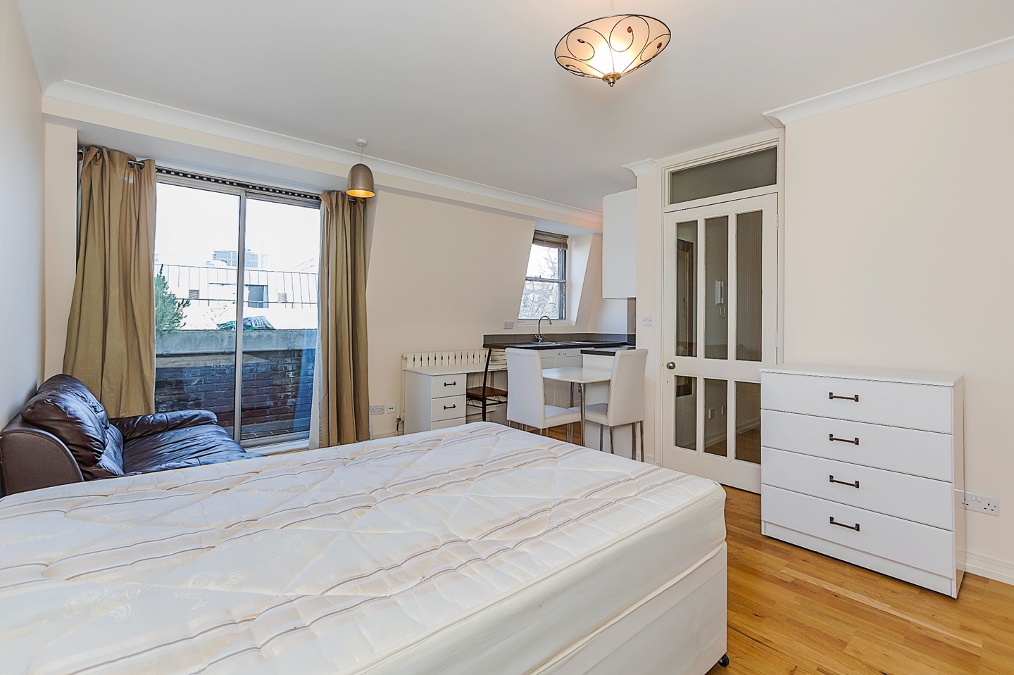London - Studio Flat, Sherborne Court, SW5 - To Rent Now for £2,100.00 p/m