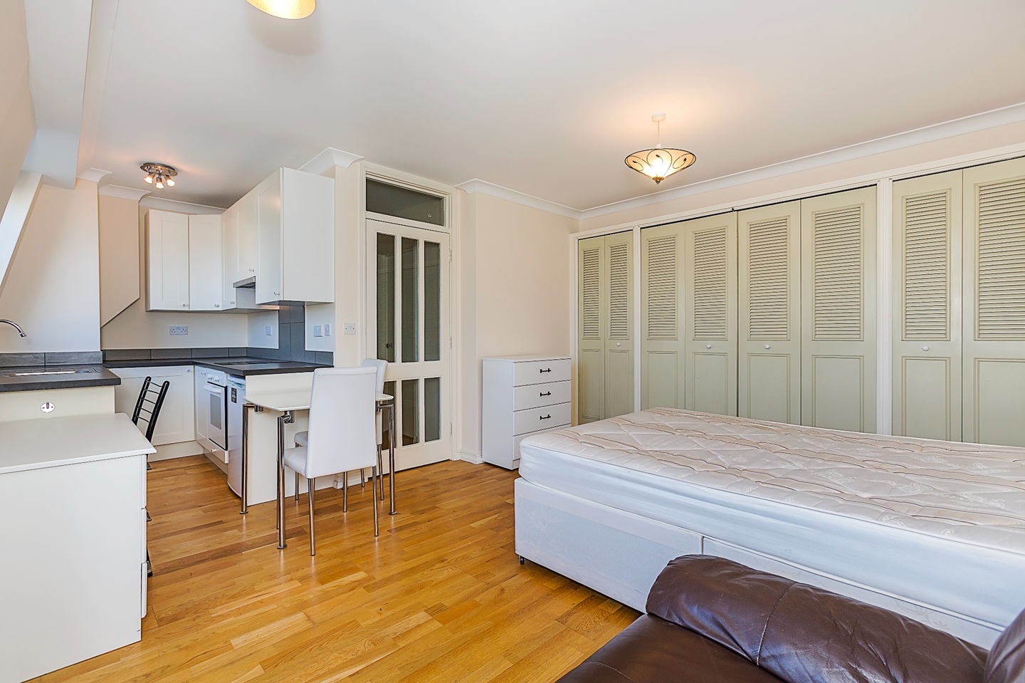 London - Studio Flat, Sherborne Court, SW5 - To Rent Now for £2,100.00 p/m