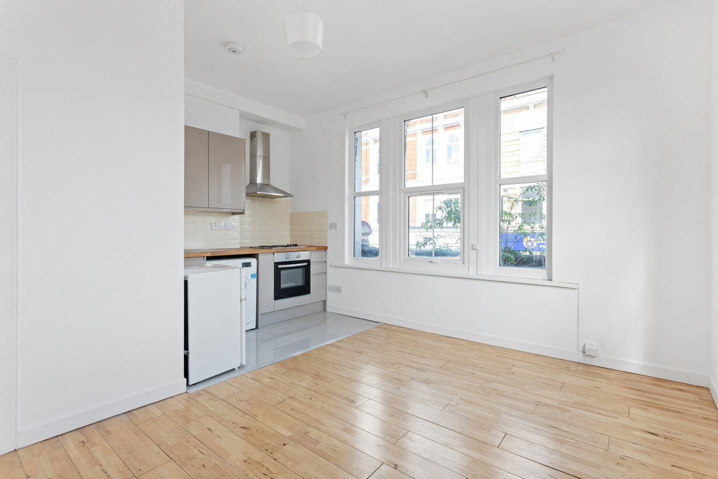 London - 1 Bed Flat, Peckham High Street, SE15 - To Rent Now for £1,500 ...