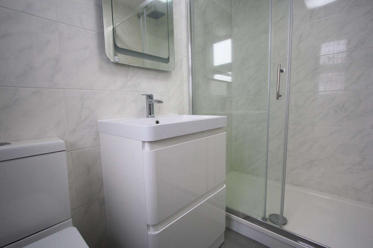 London - 3 Bed Flat, Boscombe Road, SW19 - To Rent Now for £2,550.00 p/m