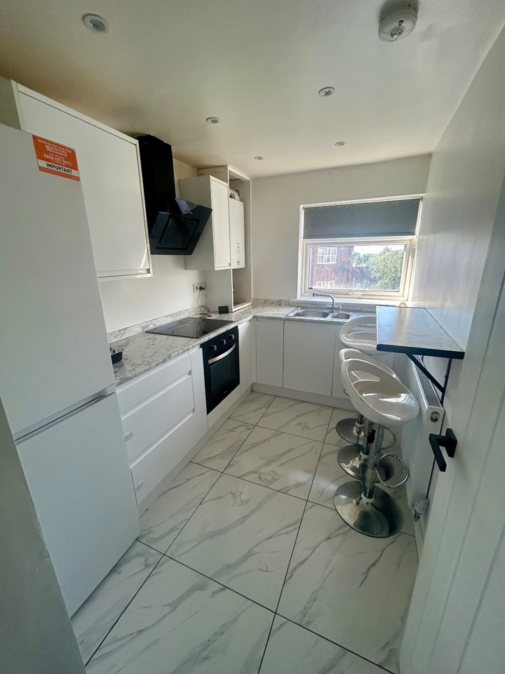 West Bromwich - 2 Bed Flat, Scott Close, B71 - To Rent Now for £950.00 p/m