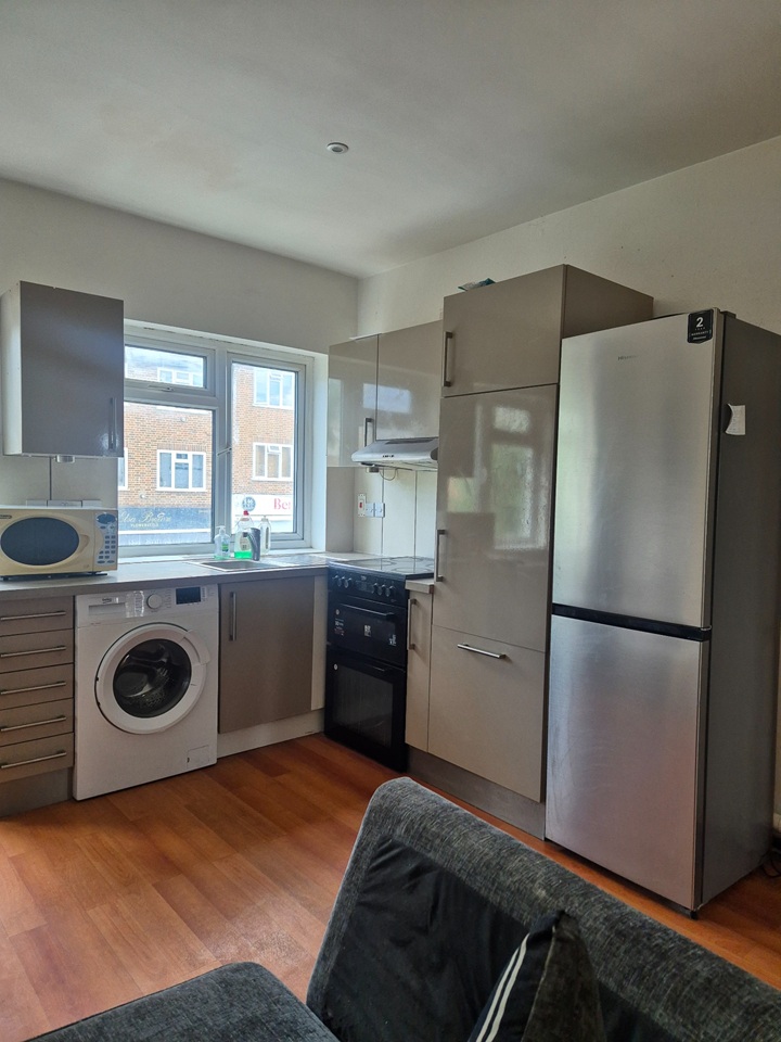 Surbiton - 3 Bed Flat, Chiltern Drive, KT5 - To Rent Now for £1,800.00 p/m